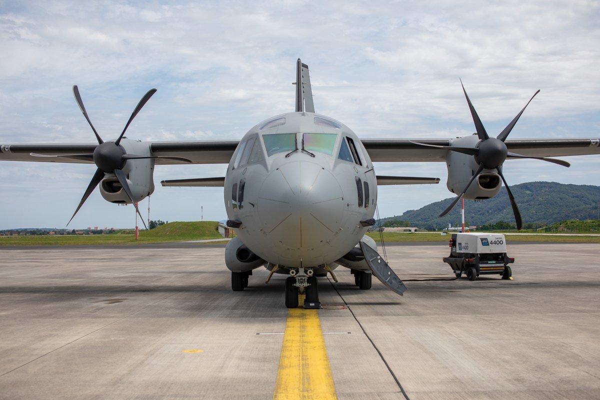 Utrinki prvega uradnega poleta taktičnega transportnega letala C-27J ...