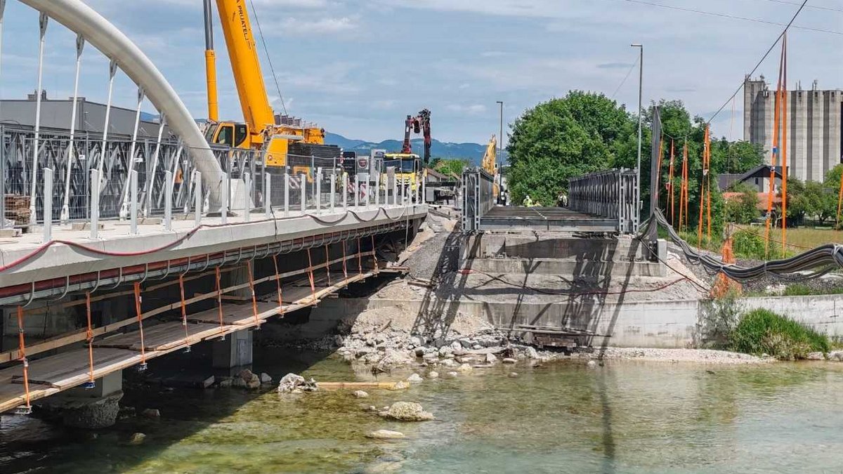 Inženirci Slovenske vojske sodelujejo pri demontaži montažnih mostov v ...